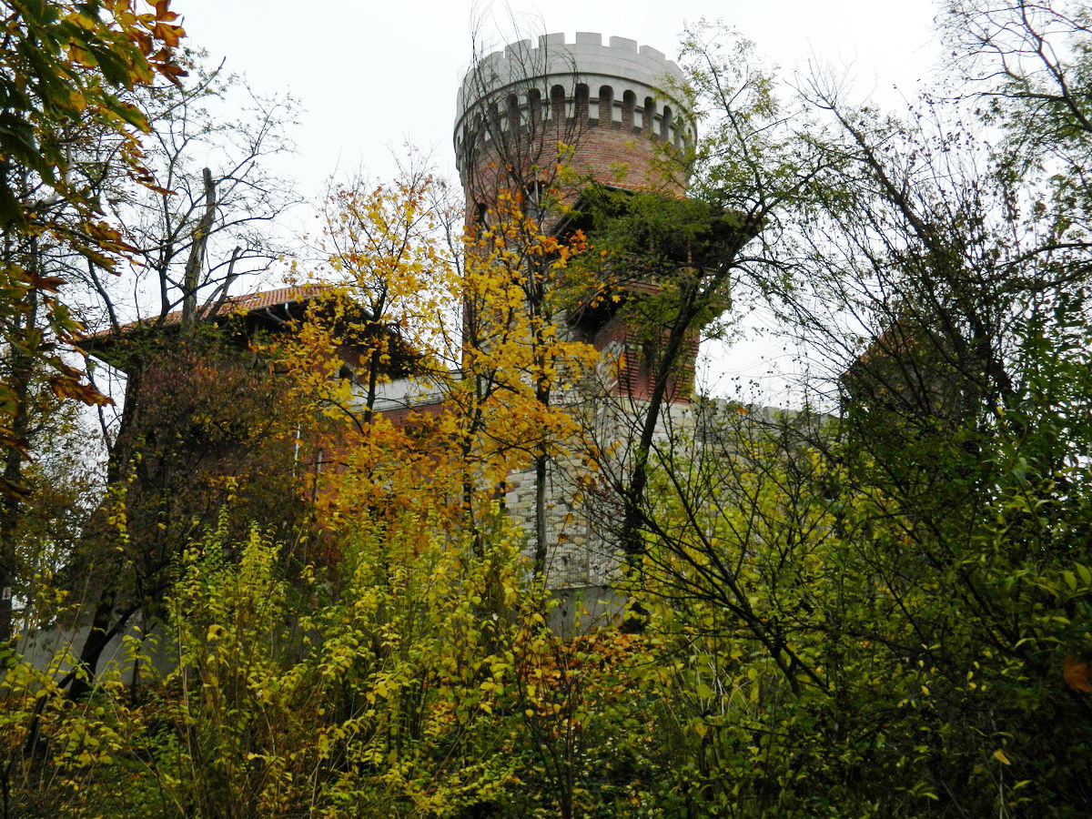 LA MULTI ANI, ROMANIA!: Castelul lui Vlad Tepes printre frunzele colorate