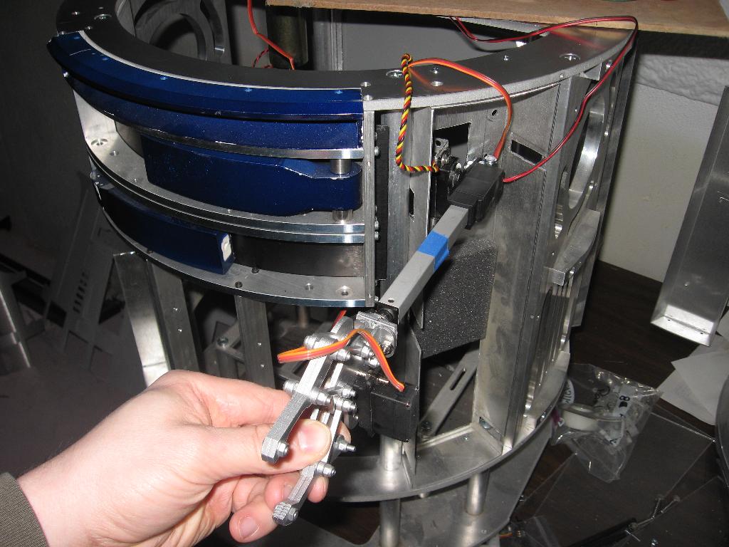 Paul's R2-D2 Project: More on the gripper claw, prepping for the CPU ...