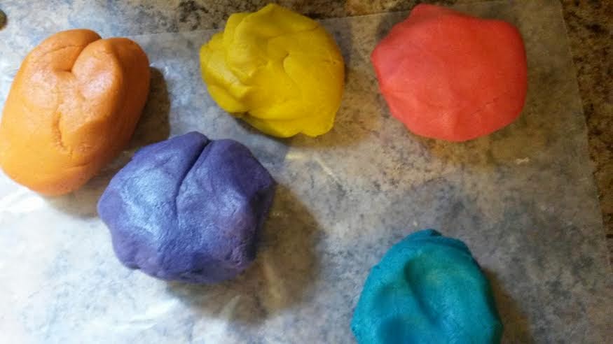 Chick 'n Biscuits: Flowers from Colored Dough