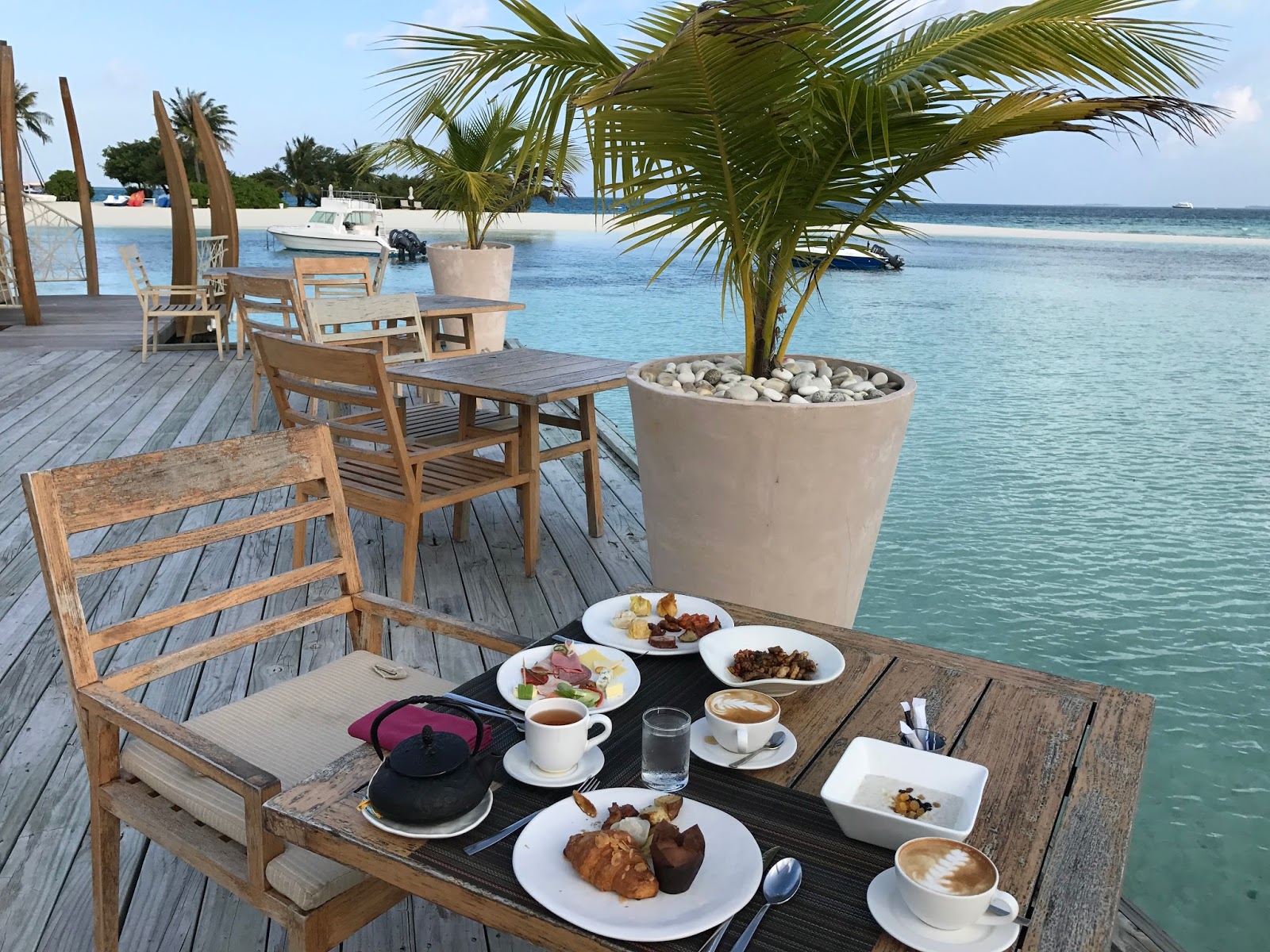 [Maldives] LUX* South Ari Atoll (II): Buffet Restaurants - The Hedgehog ...