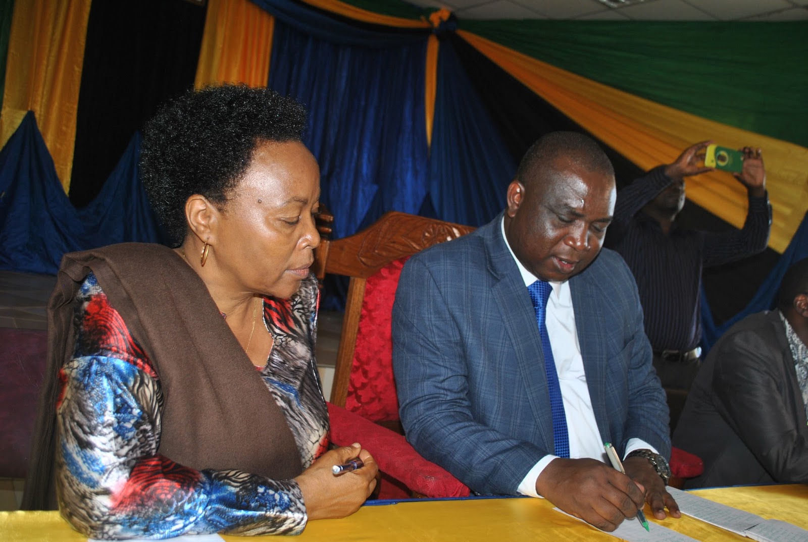 MKUU WA MKOA WA MBEYA AMOS MAKALLA AOMBA USHIRIKIANO KWA WANAHABARI ...