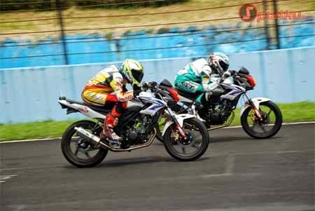 Gambar Motor Road Race di Kejuaraan Nasional | MOTOR JADUL