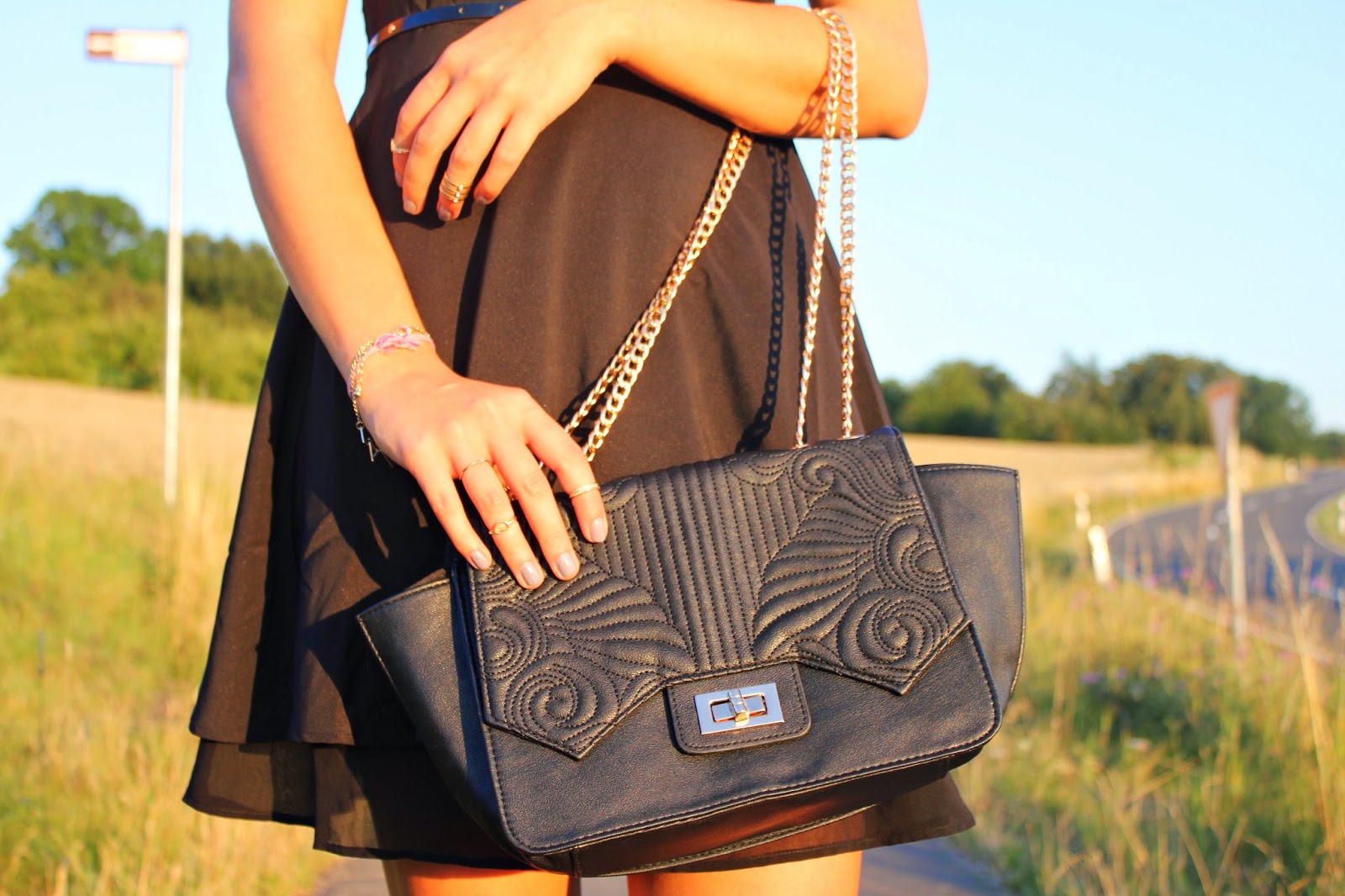 Holde Maid: Classy Chic(k)