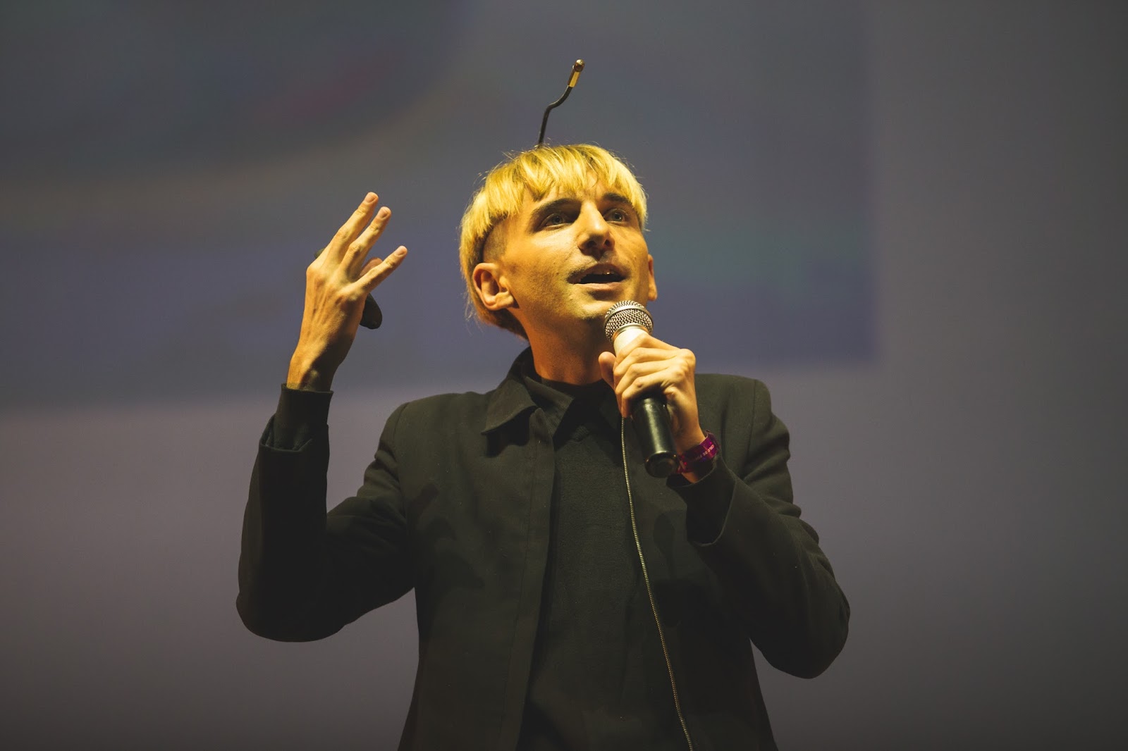 Migajas de la filosofía: Entrevista a los cíborg Neil Harbisson y Moon ...