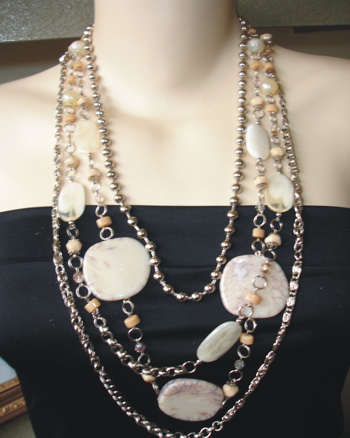 Vannela Bijoux: COLAR EM CORRENTE PRATA E RESINA MARFIM