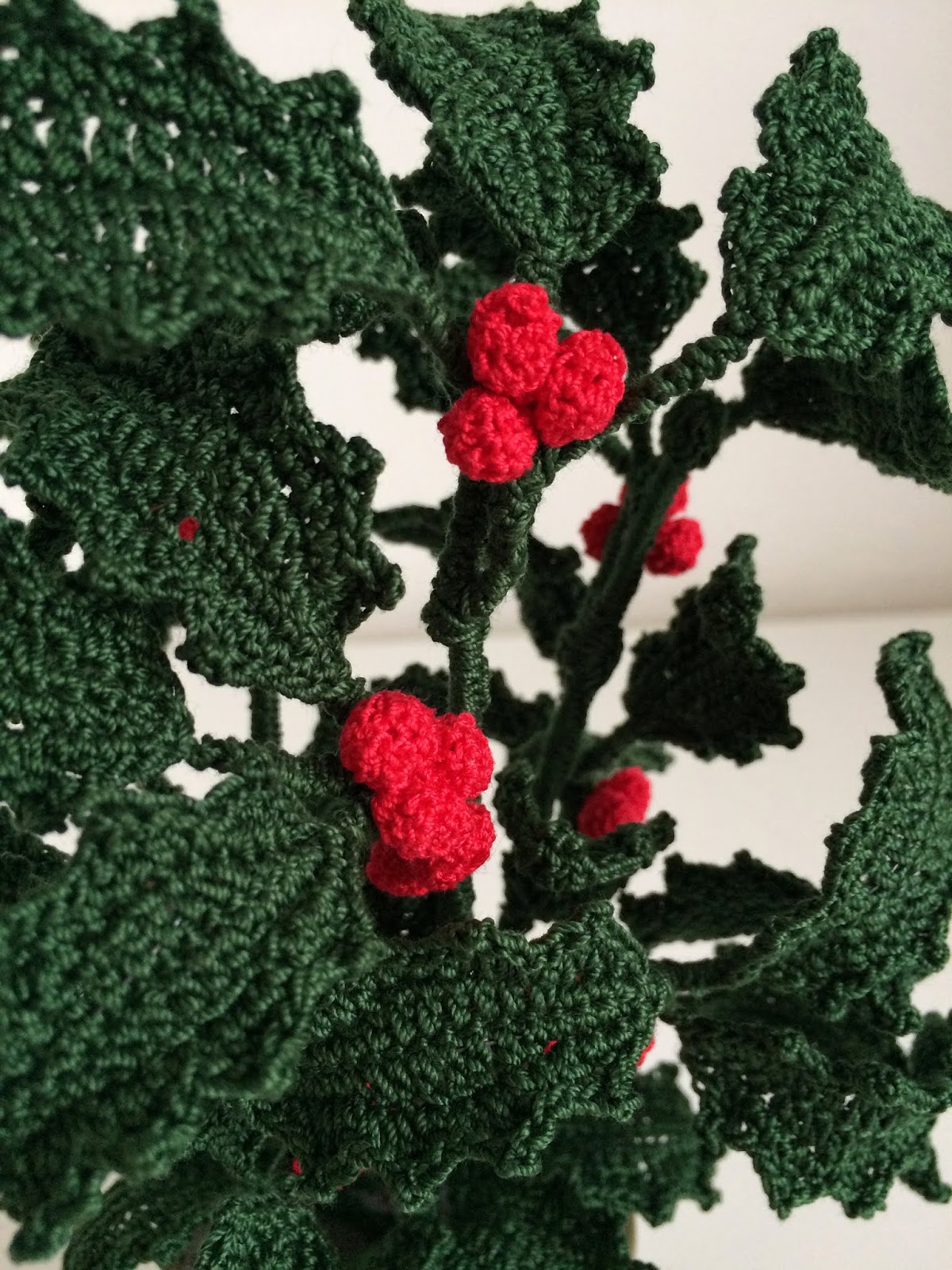 How to crochet a Holly