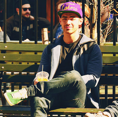 Dia Dia Con Los Jonas [fotos] Joe Jonas En East Village Nyc 7 Marzo