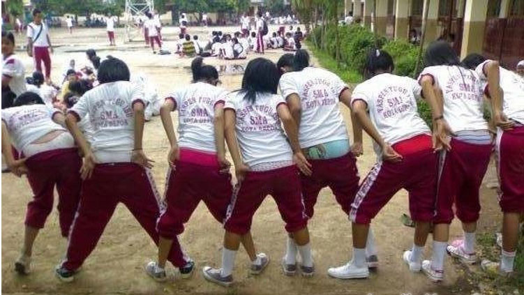 Siswi SMA Pamer Celana Dalam Waktu Jam Olahraga - Ayak Ayak Wae