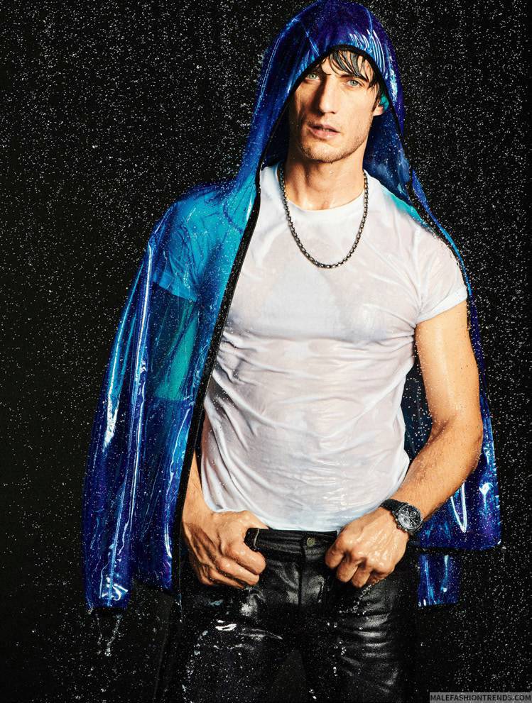 Tiempos fuertes: Alex Hermann modela los mejores relojes para Madame Figaro