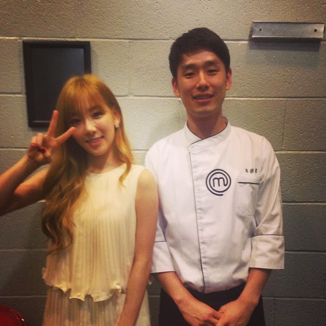 Check out SNSD YoonA and TaeYeon's pretty photos with lucky chefs ...