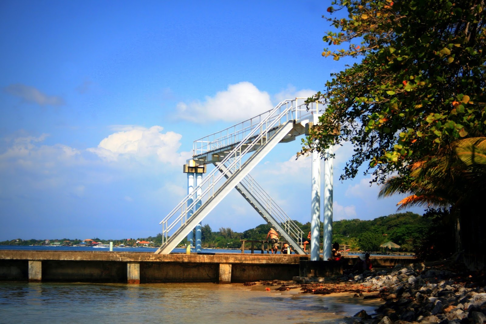 Stillhowlyntravels: Island time...Roatan, Honduras