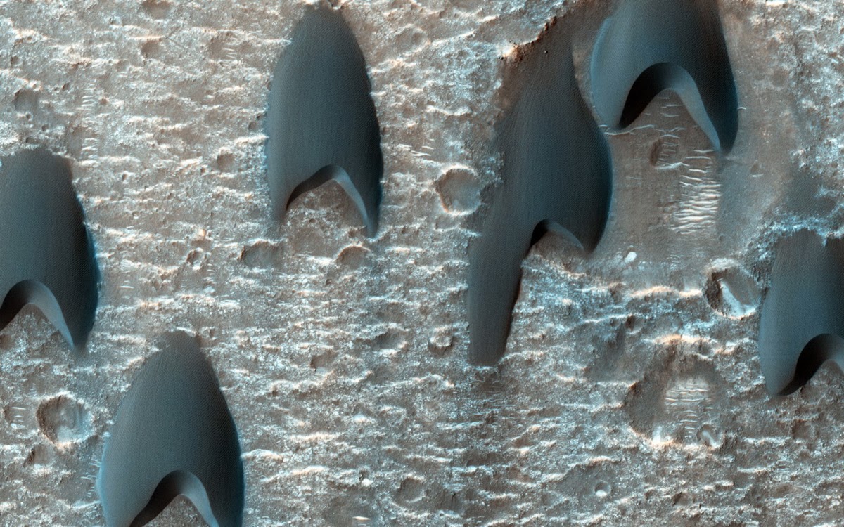 Suburban spaceman: Mars MRO HiRise Image: Sand dune formation Mawrth Vallis
