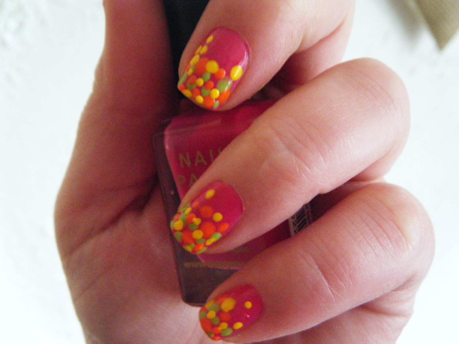 Maybelater: Skittles Nailart
