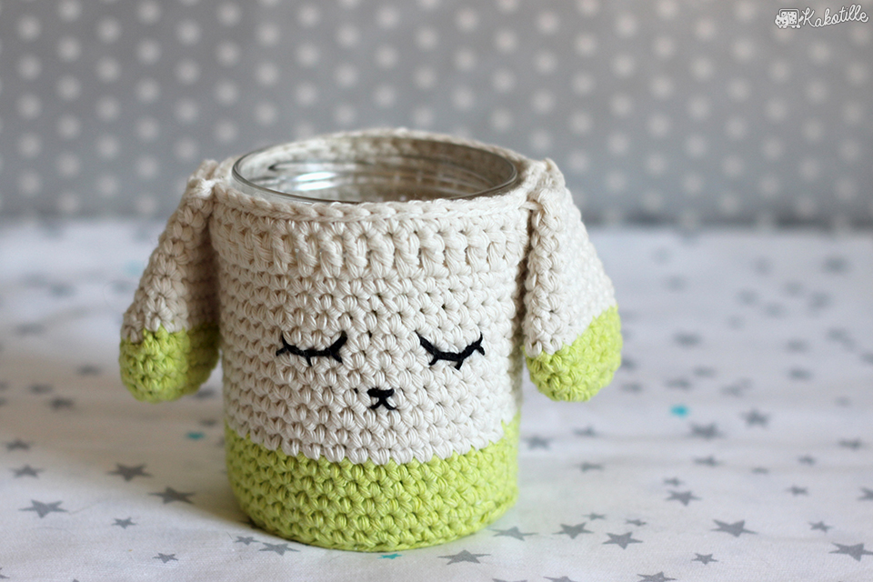 Maillalenvers: Cache-pot d'lapin (la maîtresse en maillot de bain !)