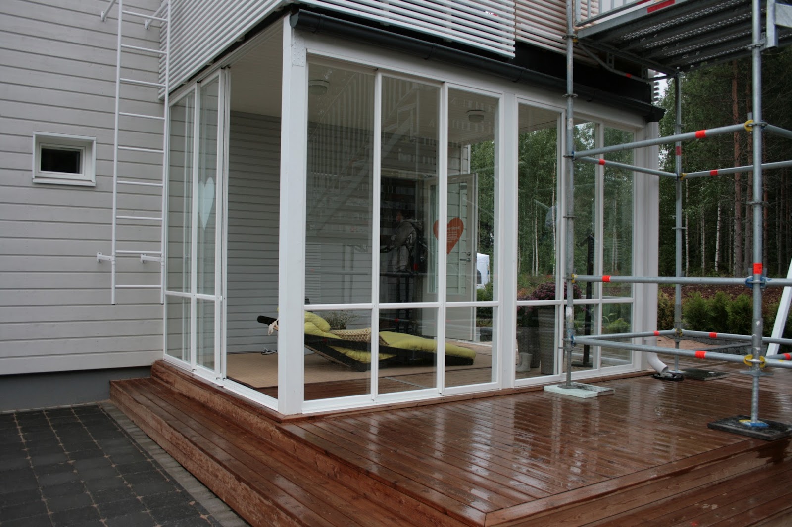 Talo harjulla: Lasitettu terassi