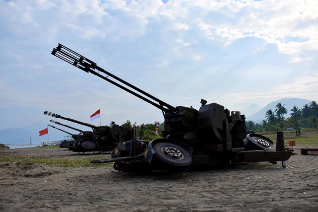 Garuda Militer: [Foto] Korps Marinir Uji Fungsi Meriam Artileri ...