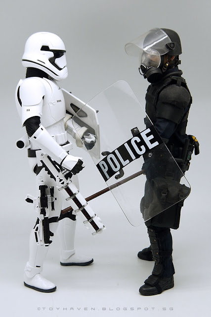 toyhaven: Hot Toys Star Wars: The Force Awakens 1:6 Finn & Riot Control ...