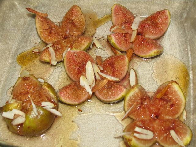 Food Slice: Honey Baked Figs with Cinnamon and Almonds