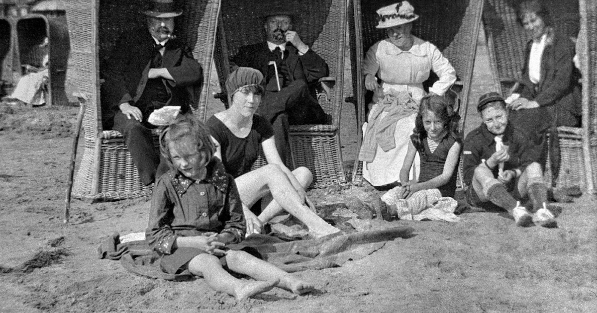 20 Fascinating Vintage Photos of British Holidaymakers Frolicking by ...