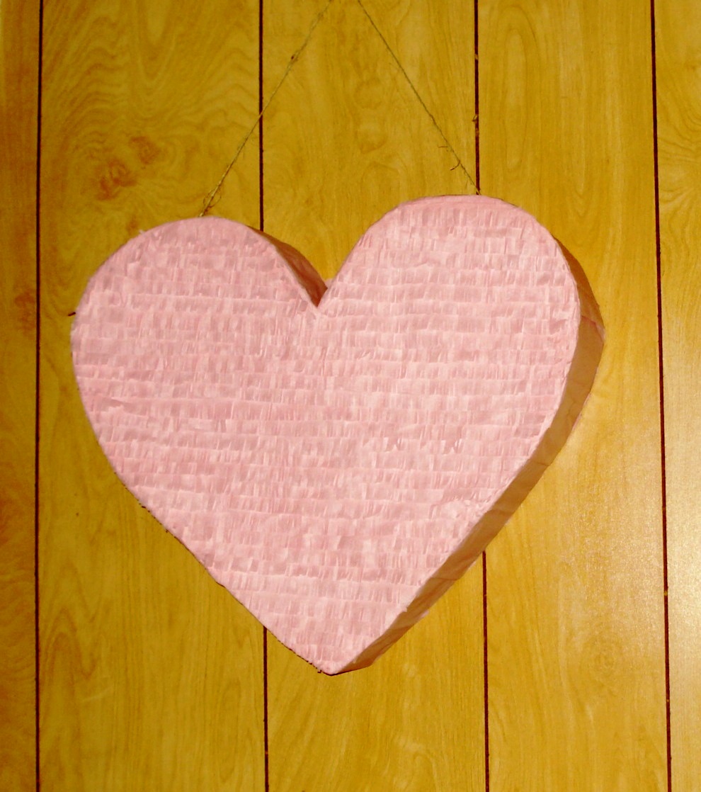 Piñatas: Heart pinatas/ de corazon