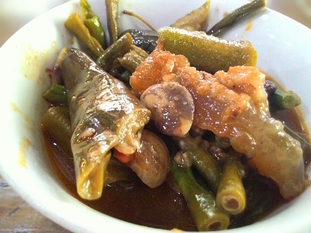 charlie's food trips: Rafael's Garlic Chicken and Eatery ( Batac ...