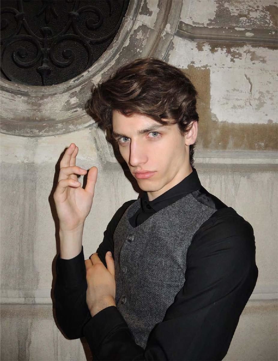 Rhys Whitfied para Visual Tales Magazine No. 15