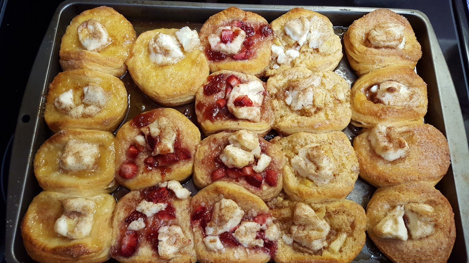 What Holly Has Seen: De's super yummy cinnamon rolls!