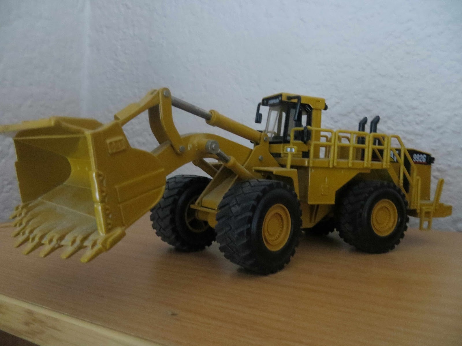 My Model Garage: Norscot CAT 992G Loader