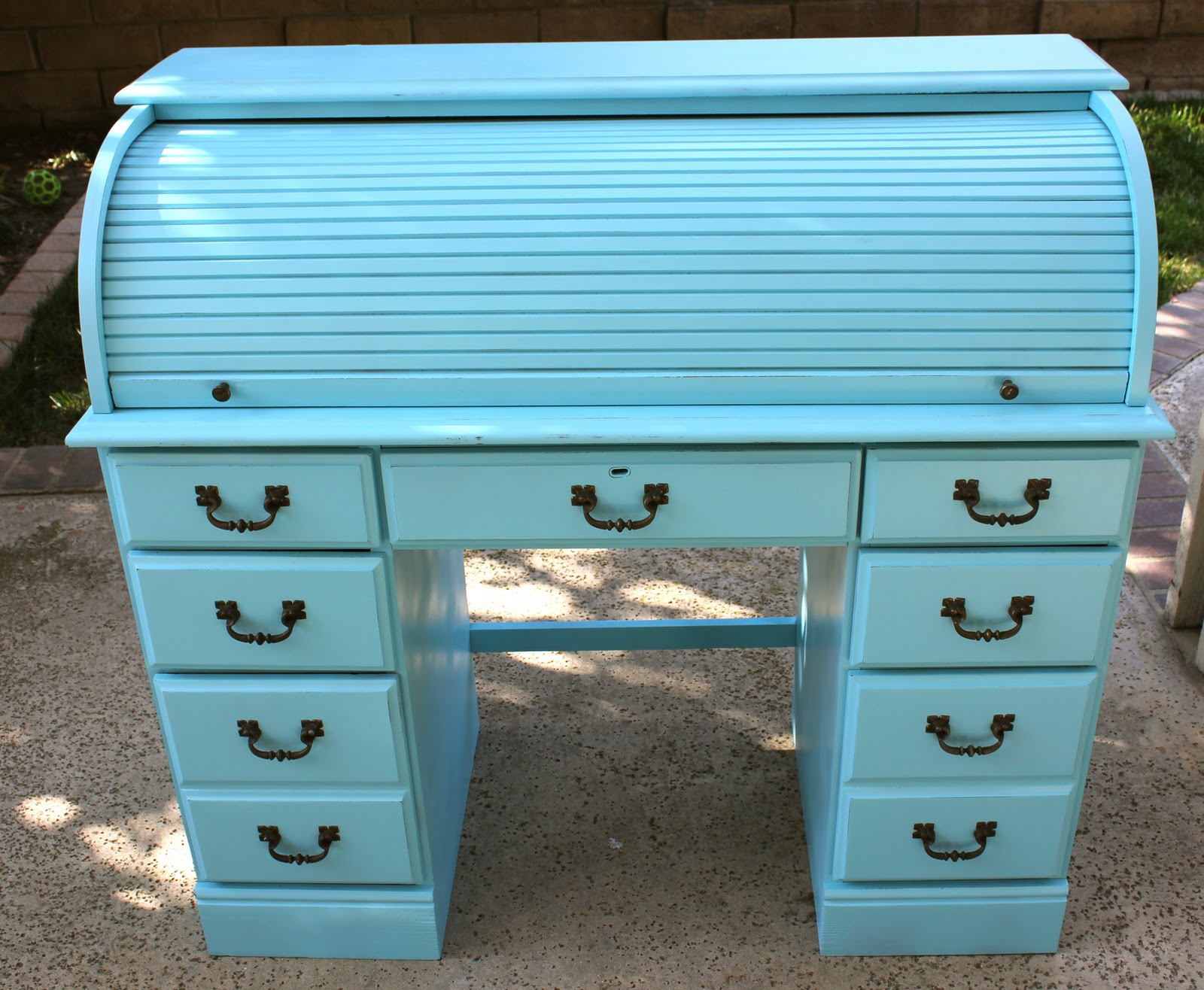 Lu Bird Baby: An aqua desk