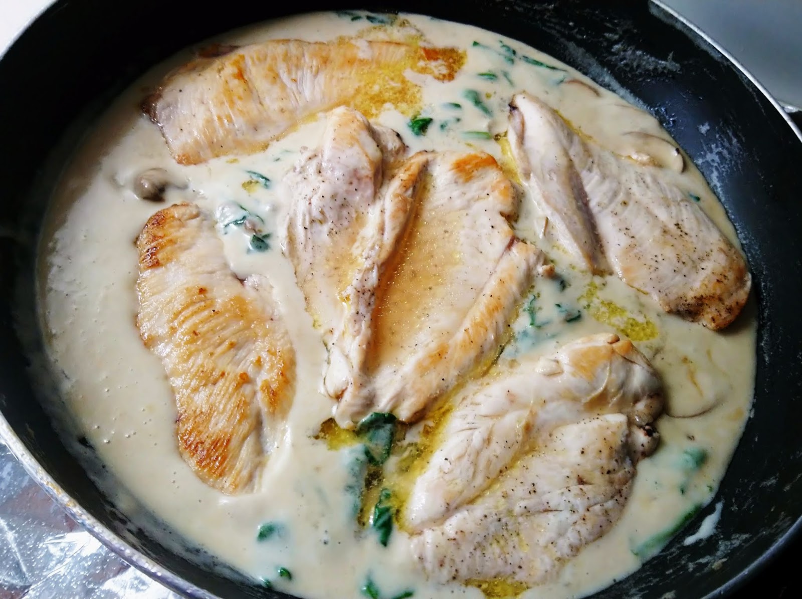 PECHUGAS DE POLLO A LA CREMA DE PARMESANO CON ESPINACAS Y PORTOBELLO