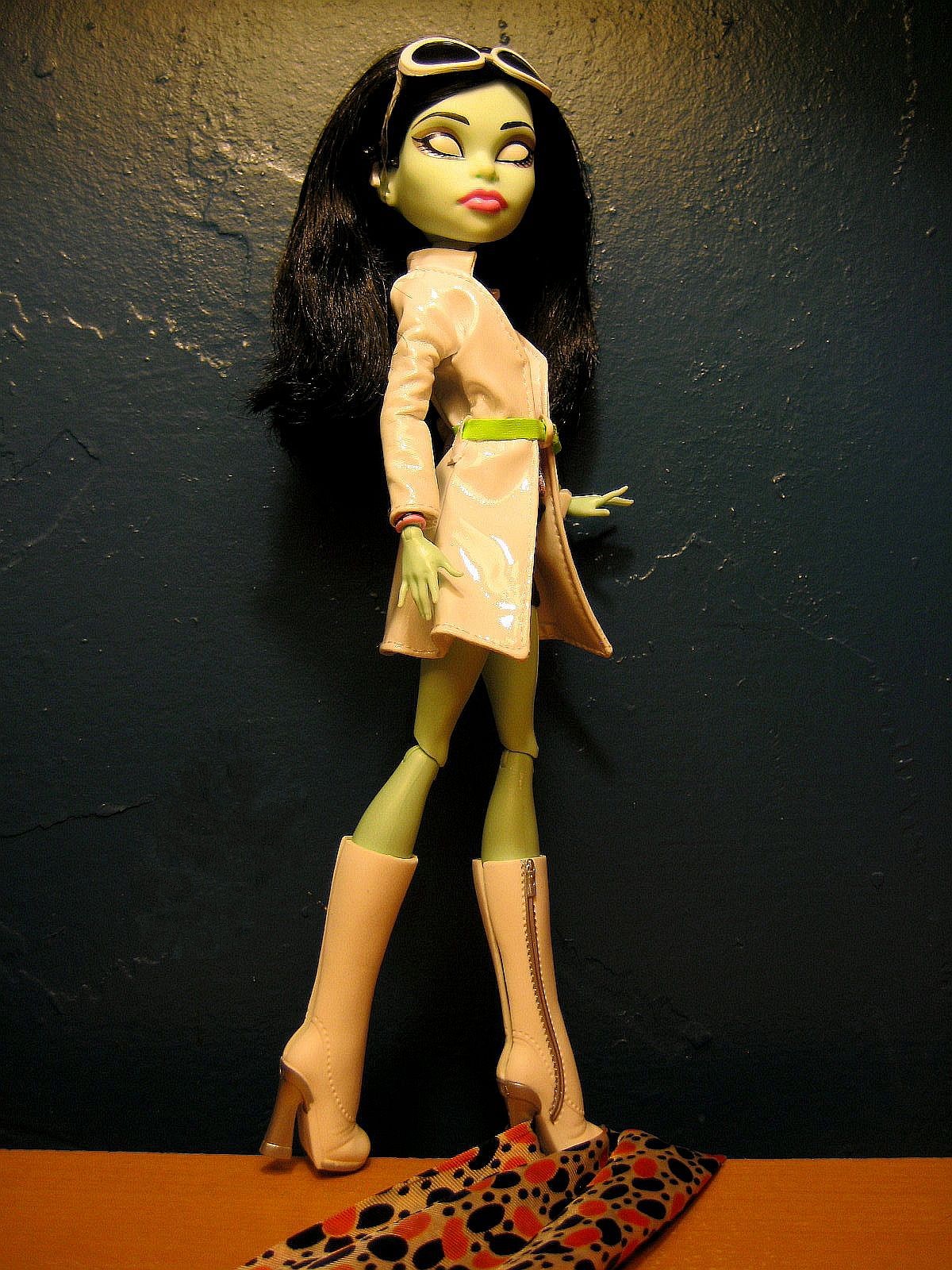 Voicething: Review: I Love Fashion Scarah Screams