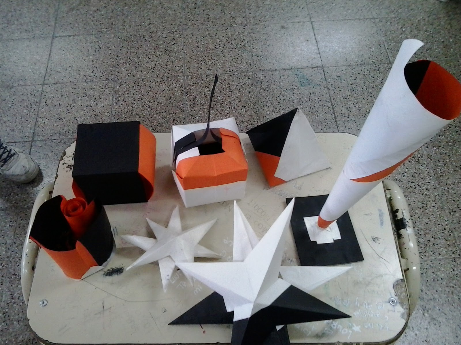 Artes visuales I y II en el secundario: Tridimensión con Papel