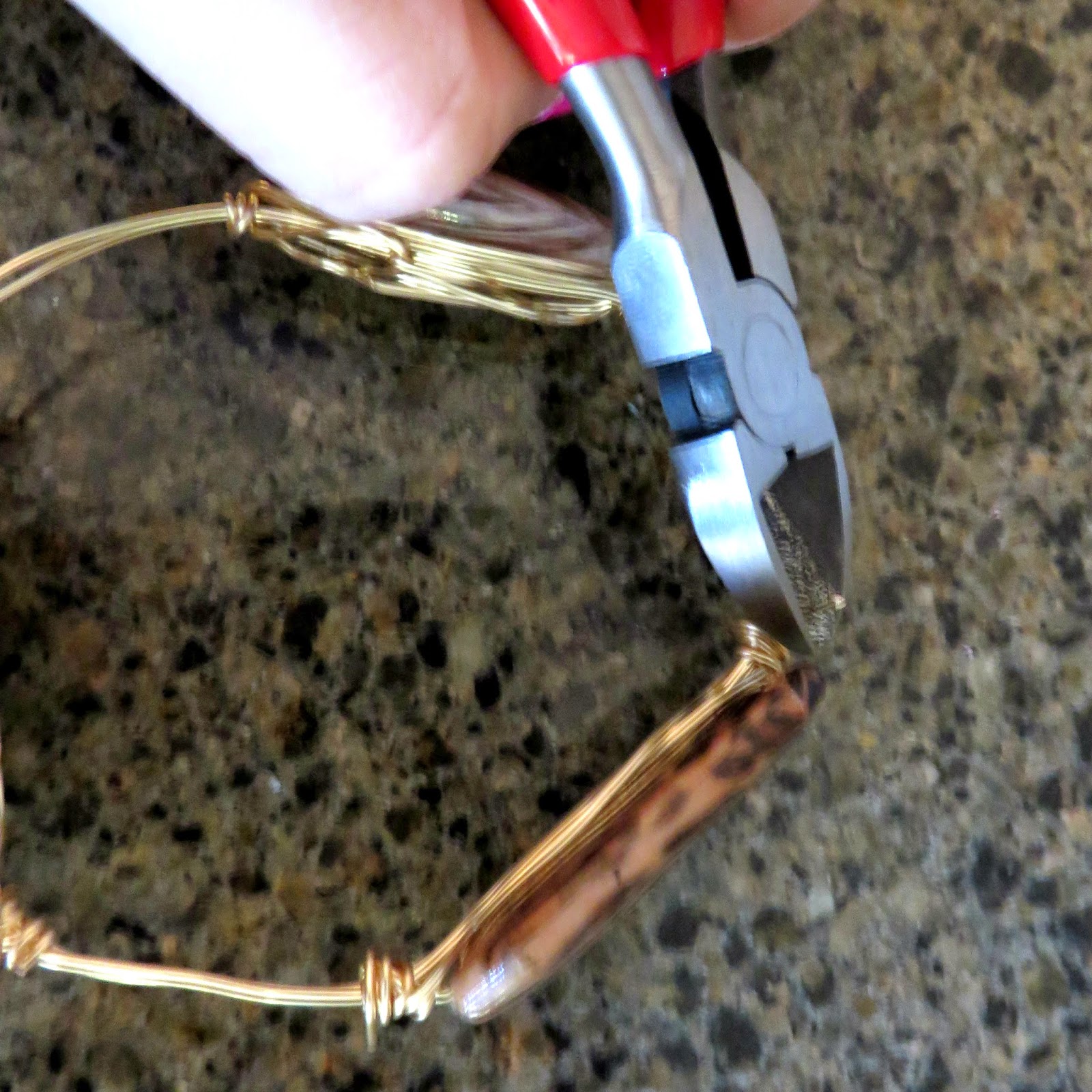 Miss. Maria Elizabeth: DIY: Wire Bracelets