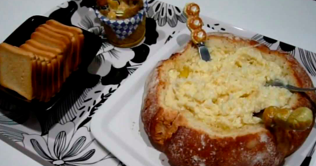 PAN REDONDO RELLENO CON AJOPORRO, TOCINETA, QUESO Y TOMILLO