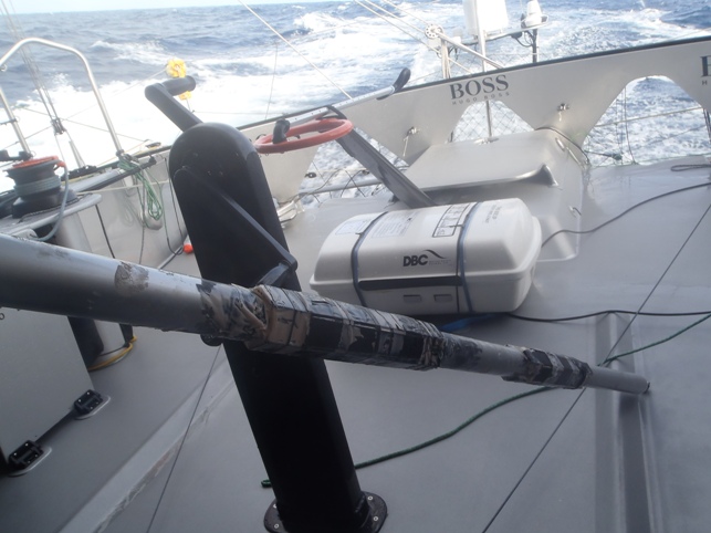 Alex Thomson in emergency repairs to broken rudder tie bar ...