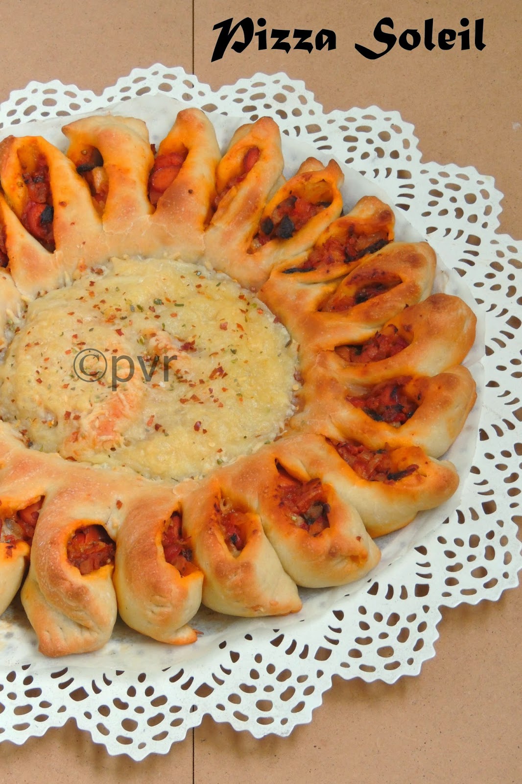 Priya's Versatile Recipes: Pizza Soleil/ Sun Shaped Mushroom & Chicken ...