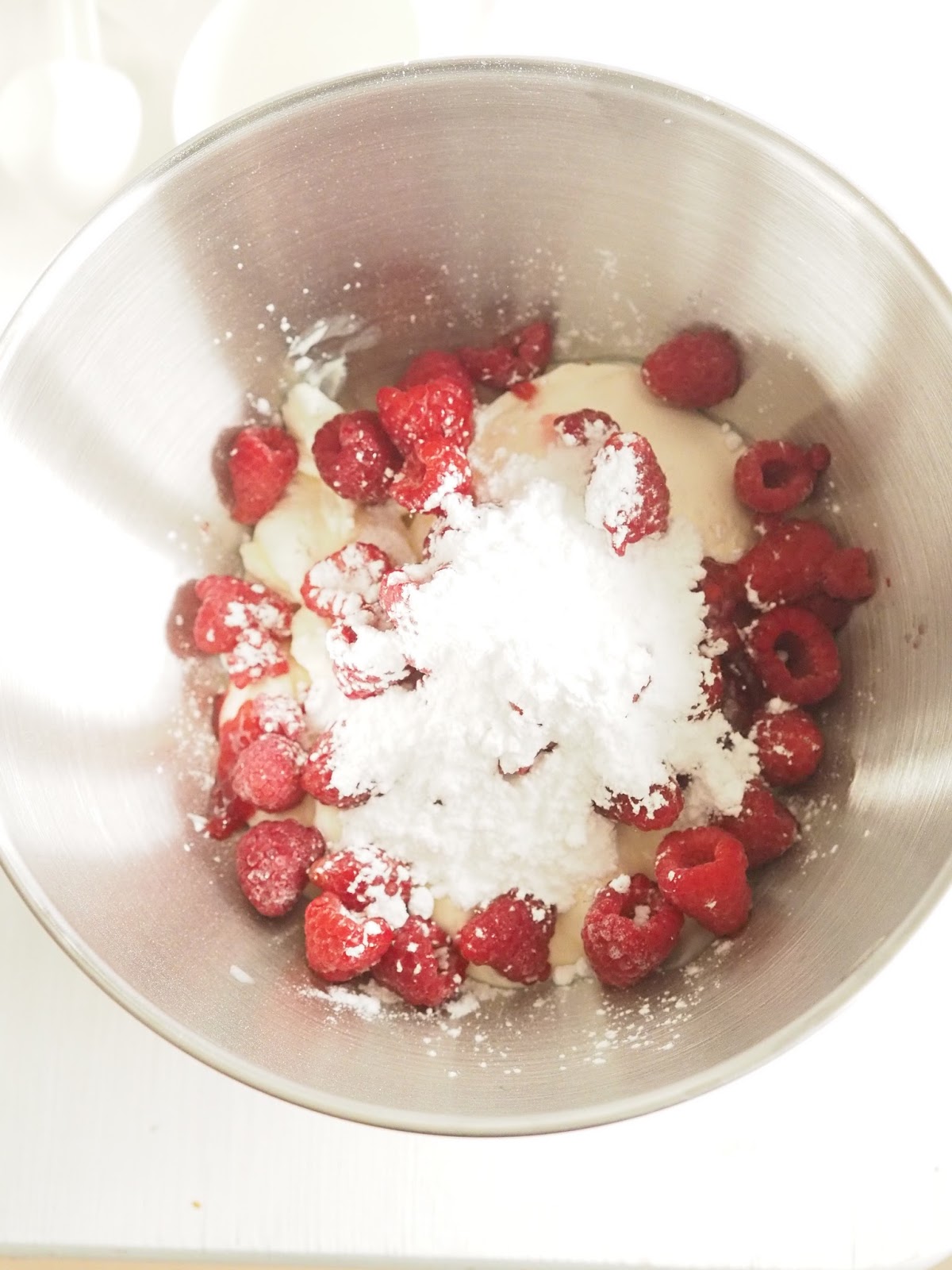 Vaniljaviettelys: Keväinen mango-vadelmakakku