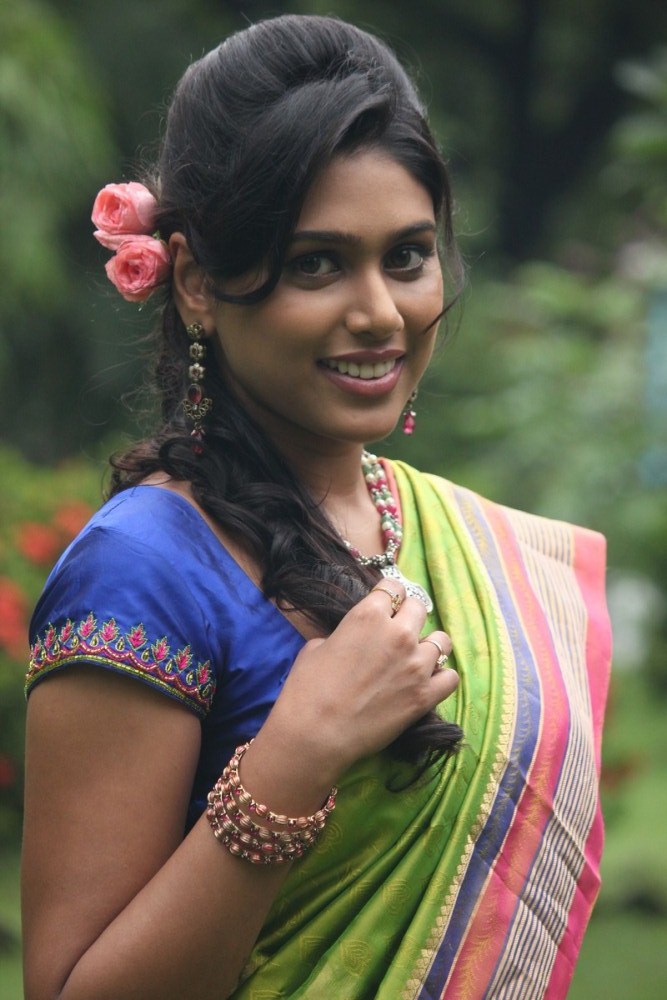 Tamil Heorine Manisha Yadav Latest Pics in Saree |Tamil Cinema News ...