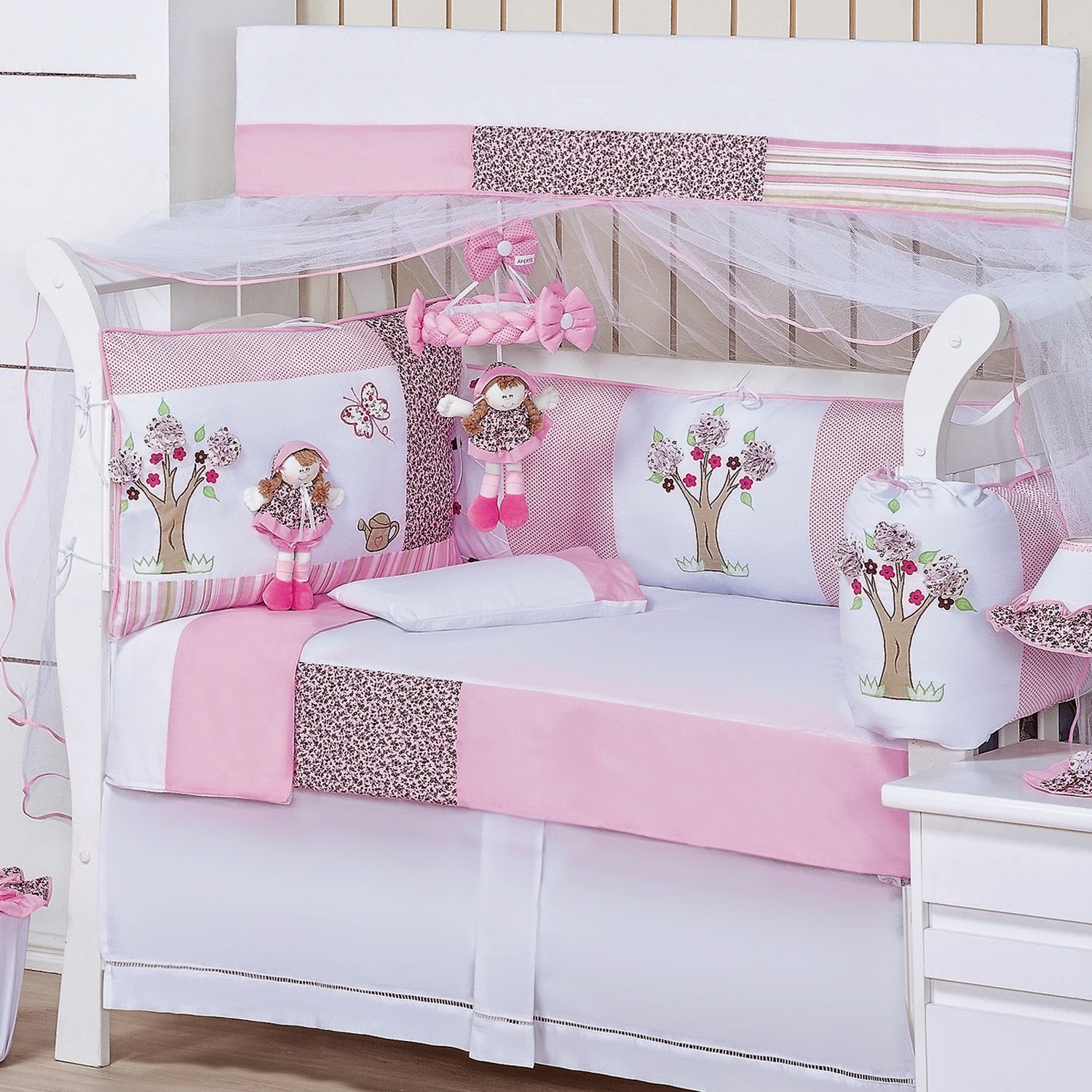 Uma linda boneca é o principal detalhe desta decoração. Árvores e ...