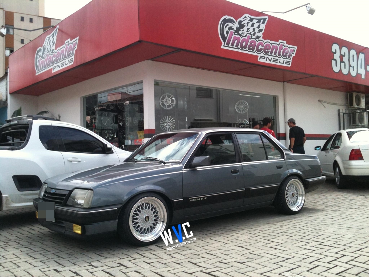 Monza com rodas aro 17.