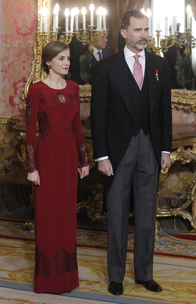 Royal Family Around the World: Spanish Royals Receive Diplomats At The ...