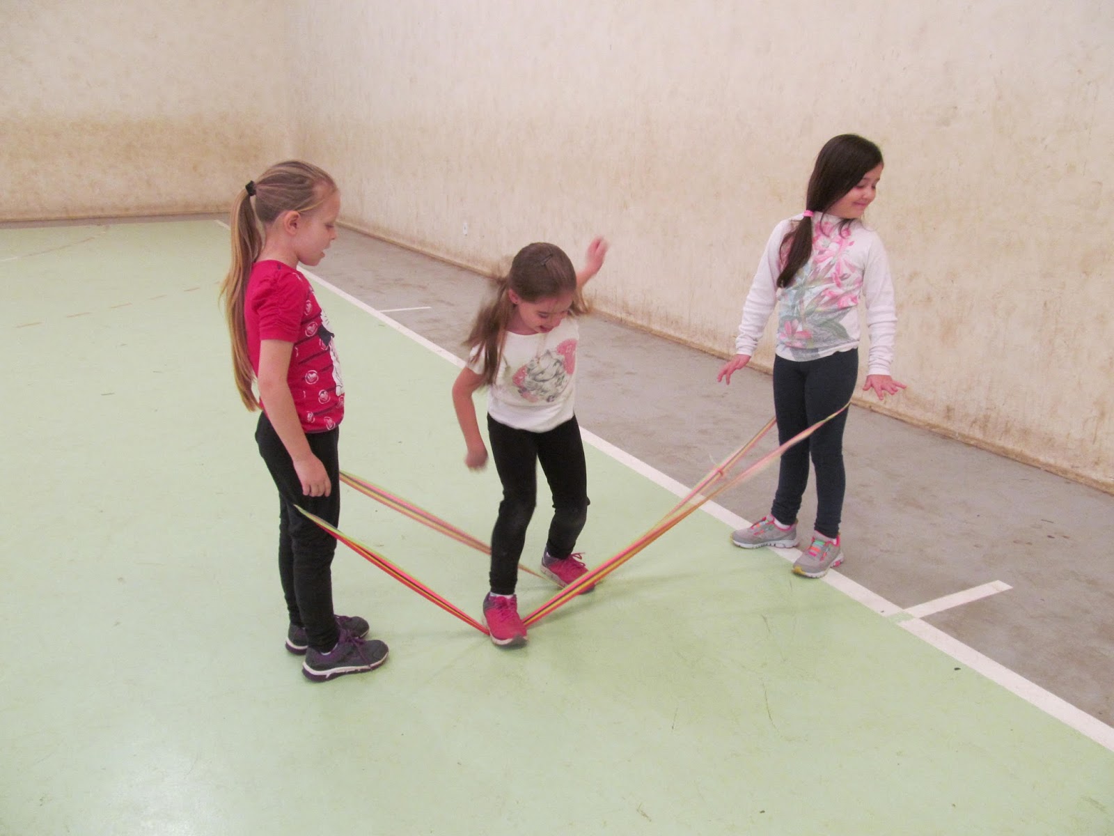 Escola de Ensino Fundamental PORTO NOVO : PULANDO ELÁSTICO