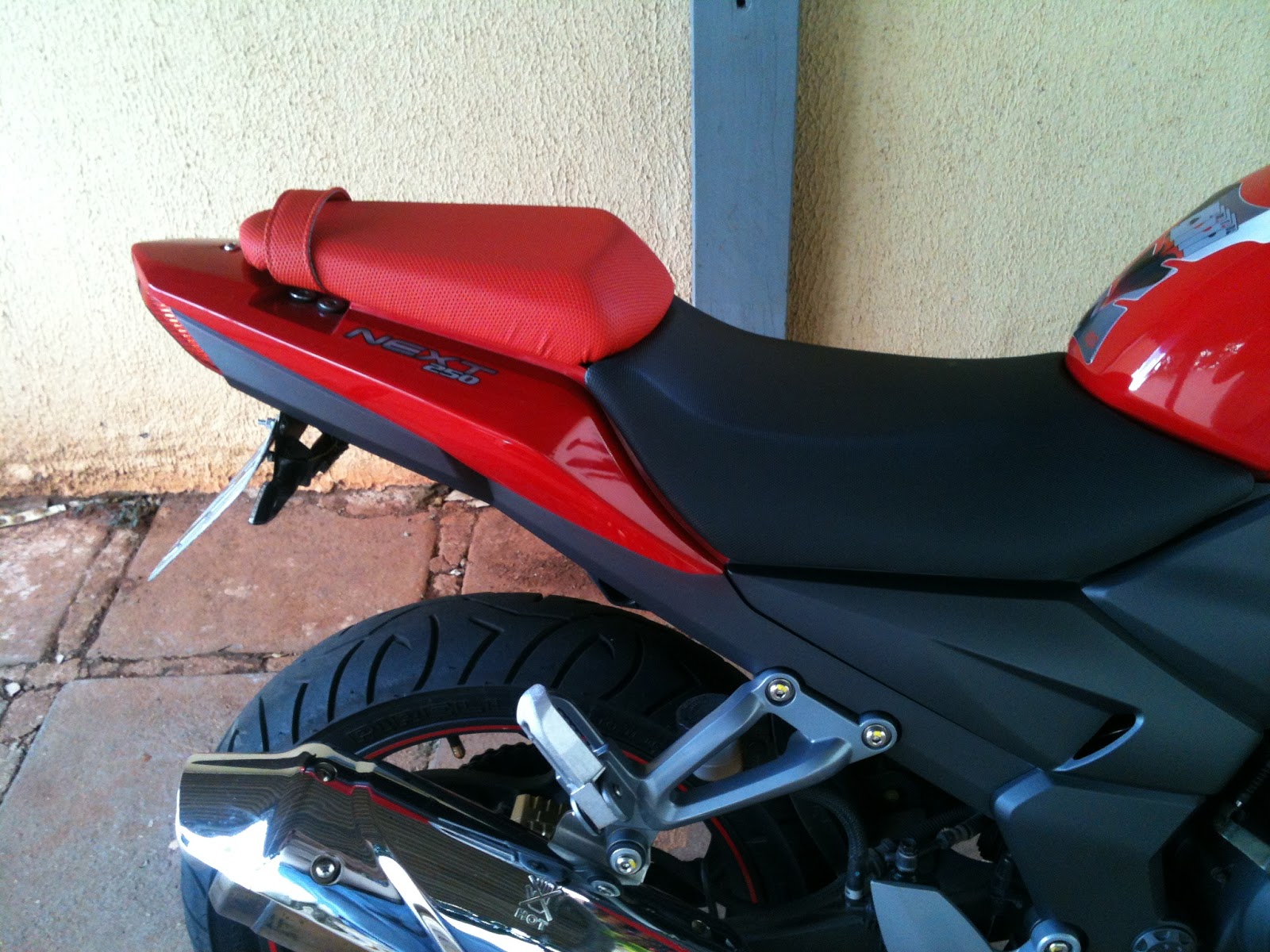 Diário Next 250: Mais modificações Dafra Next 250: Pinhão, rabeta e banco