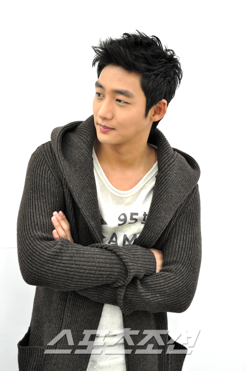 By FT. Art: [Profil] Lee Tae Sung
