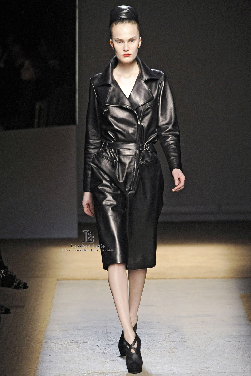 Leather style, latex couture, vinyl fashion: designers, photographers ...