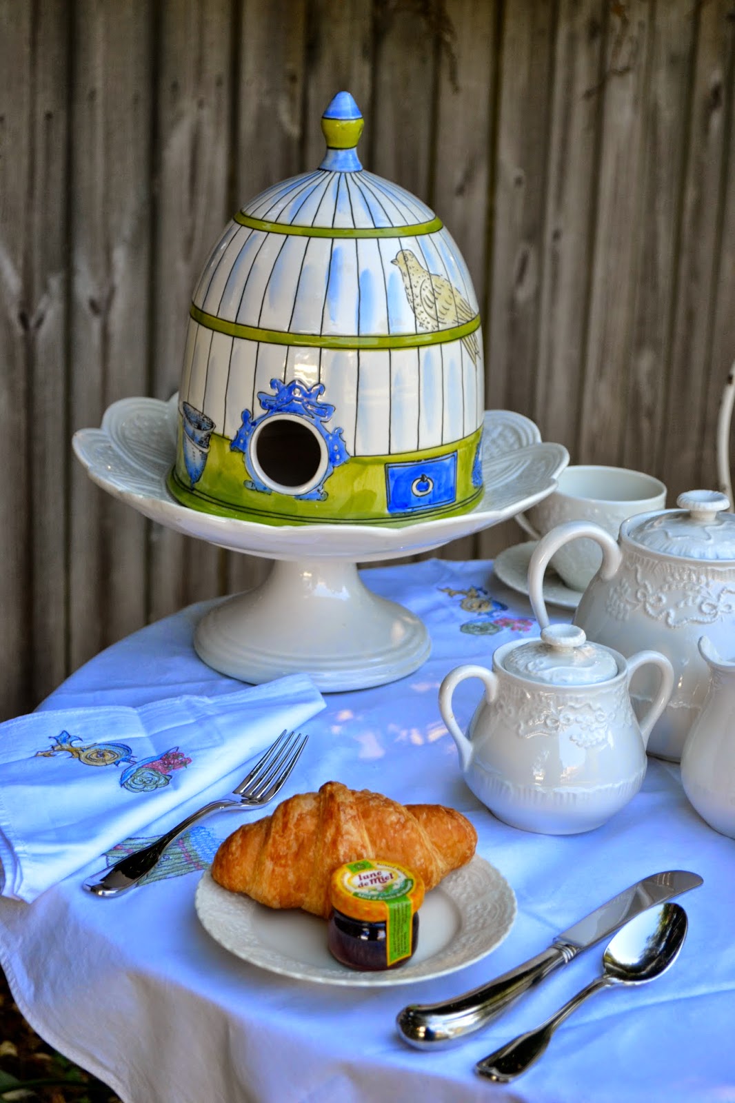 THE FRENCH HUTCH: TEA TIME TABLE FOR TWO