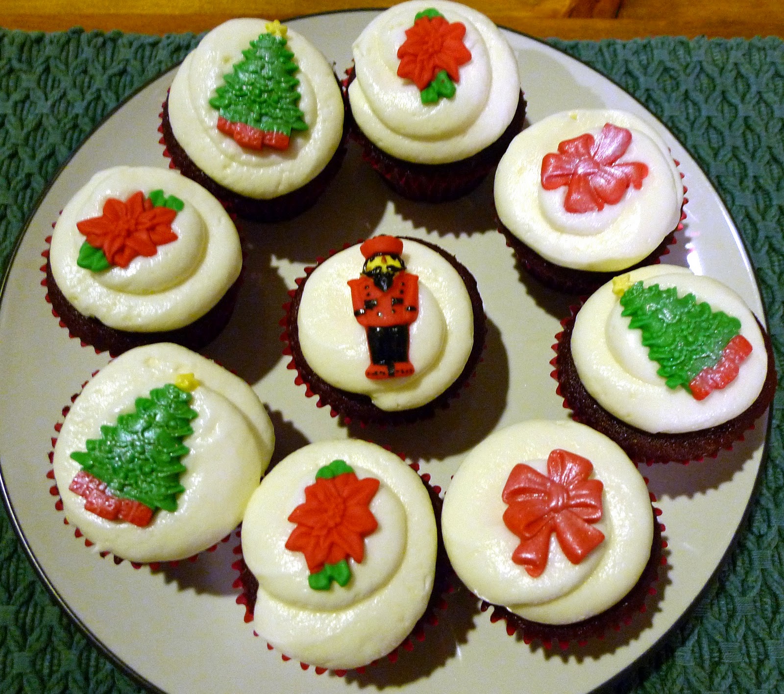 Cakebee: Christmas Cupcakes & Cupcake Bites!