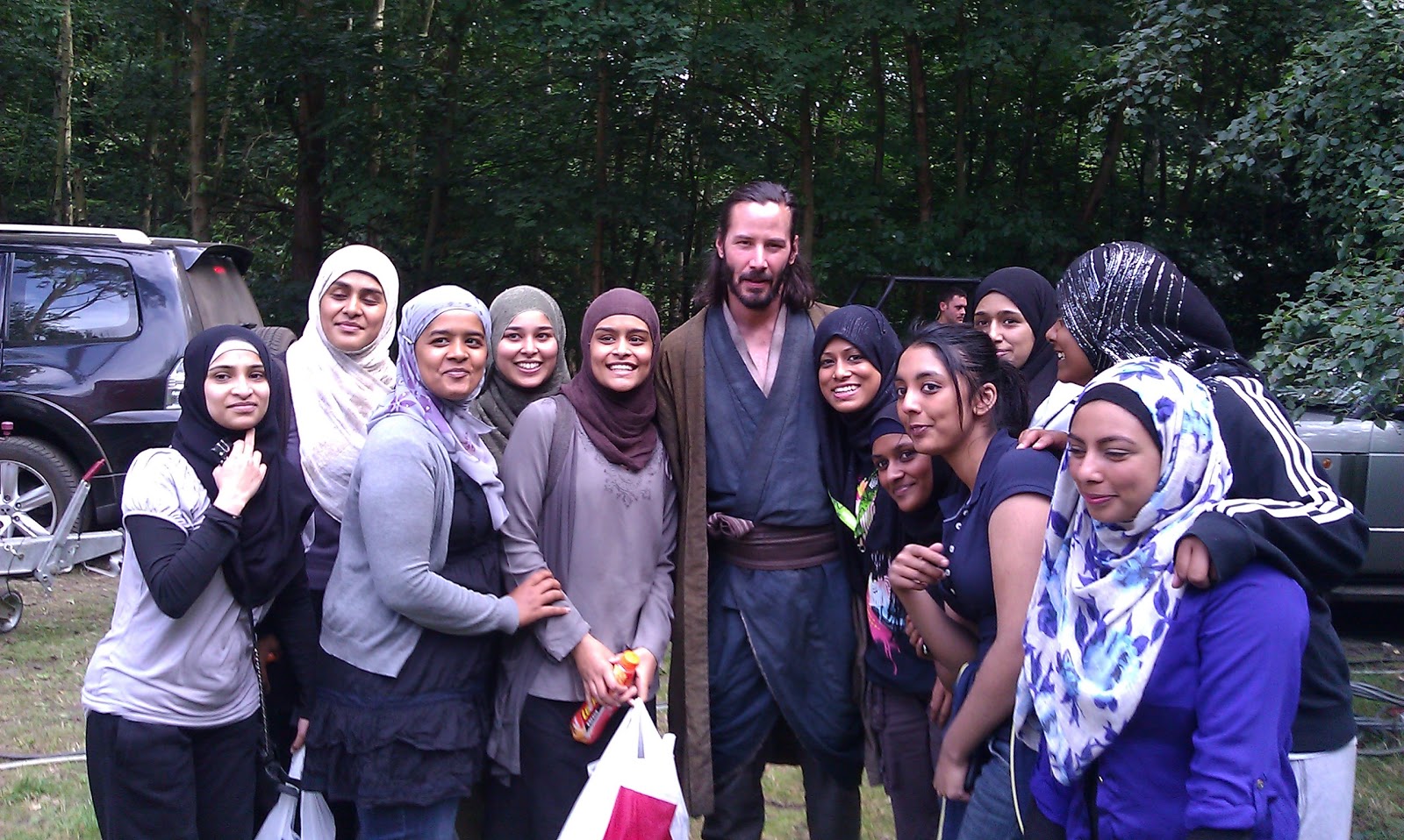 Keanu Reeves: Group of fans with Keanu Reeves - 47 Ronin