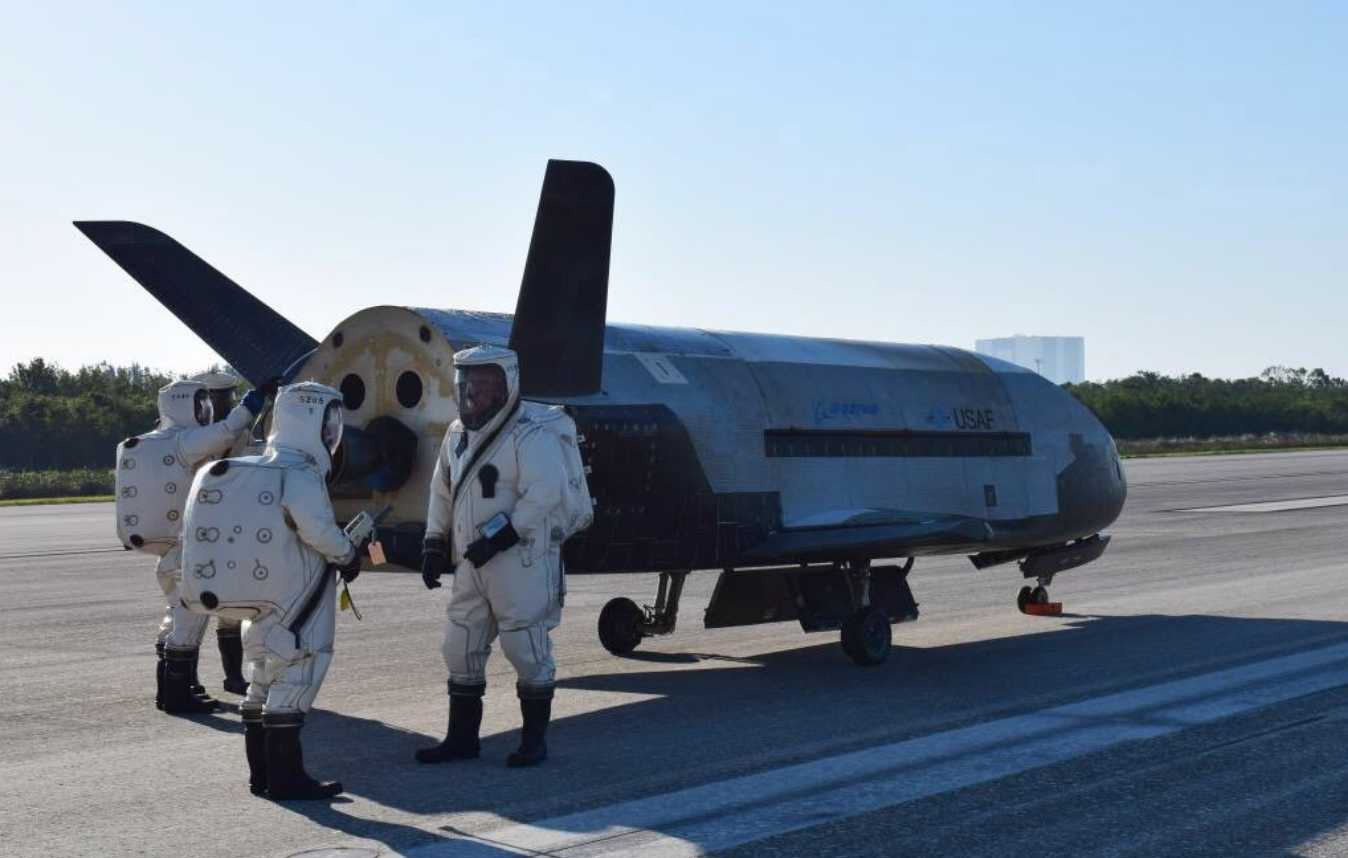 SpaceRubble: Surprise! Military shuttle X-37B lands at KSC