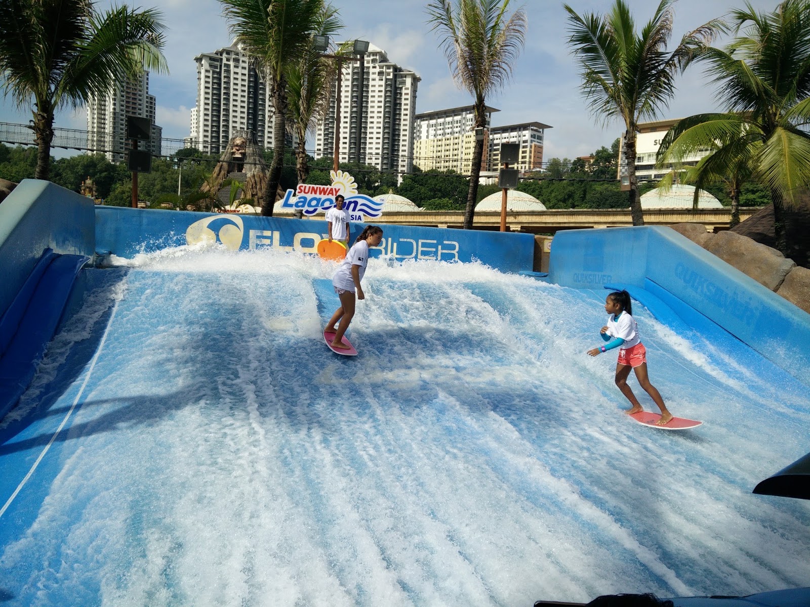 E-Wen Hooi: Bracing the Waves in Sytle on the Flow Rider @ Sunway Lagoon